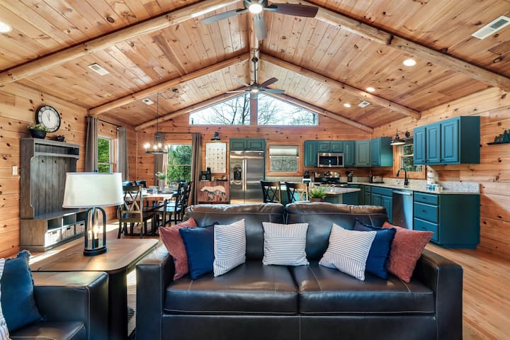 Modern Cabin King Bed, Game-room, Hot-tub 2 Decks - Pigeon Forge, TN