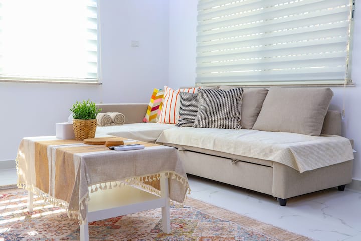 Urban Elegance One-bedroom Apt With Front Balcony - Jordan