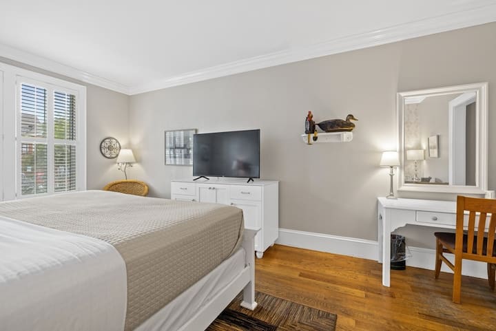 Tranquil House Inn - Standard King Room - Manteo, NC