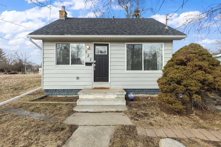 Cozy 2br South Lansing Home Near Msu & Downtown - Lansing, MI