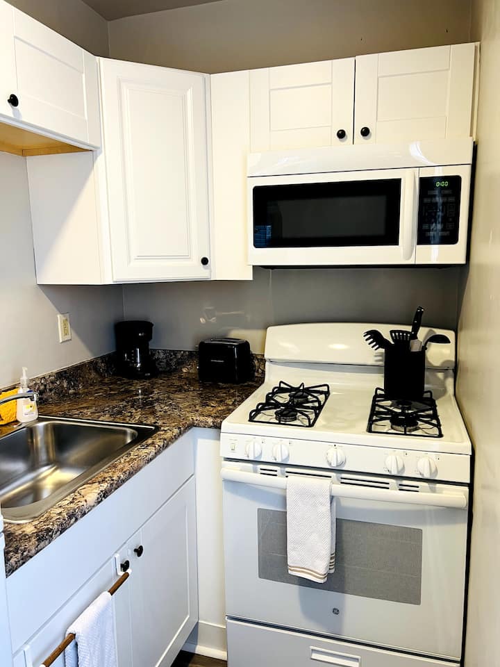 Tidy Apartment Near Merrillville - Hobart, IN