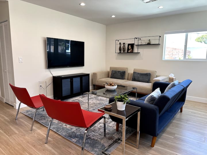Stylish Sherman Oaks Retreat - Los Angeles, CA