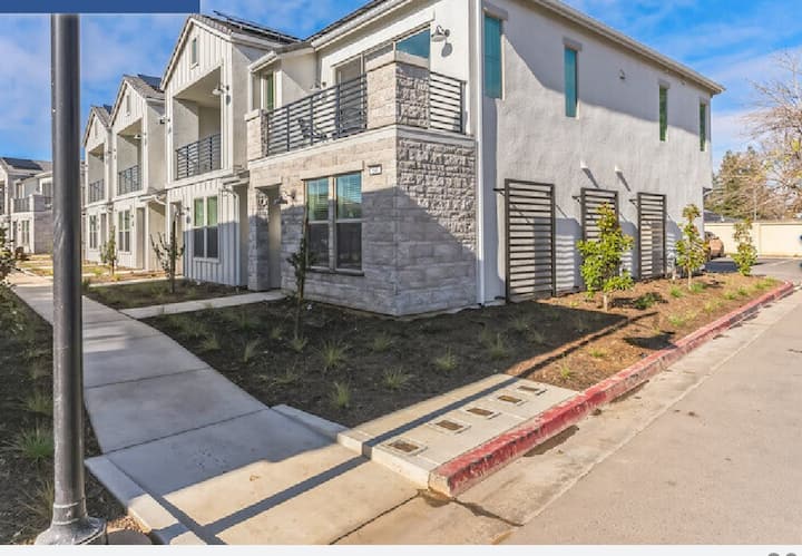 Chic Furnished Townhouse. - Clovis, CA