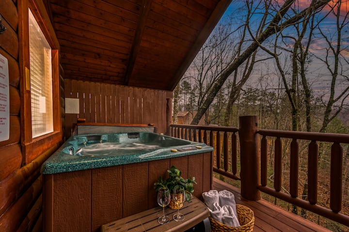 Log Cabin, Hot Tub, Fireplace, Pool Table & Views! - Gatlinburg, TN