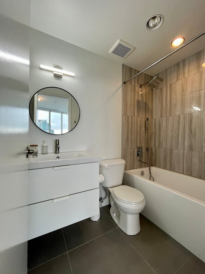 Penthouse Apt W/ Balcony & Views - Vancouver