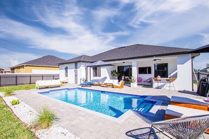 Casa Capri | Heated Pool | No Service Fee - Cape Coral, FL