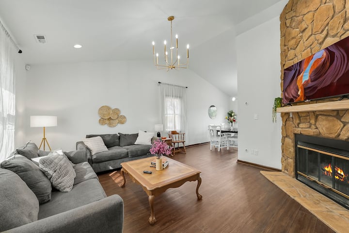 Cute House W Big Fenced Yard - Starts At $3.5k/m - Raleigh, NC