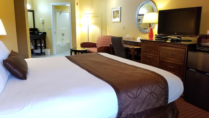 One King Deluxe Room And Sofa Bed No Pets Allowed - Forks, WA