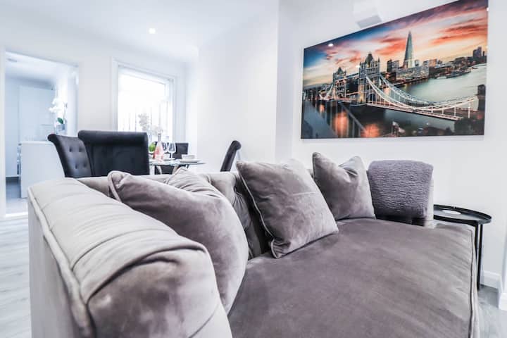 3-bed Stylish Contractor Property | Free Wifi - Colchester