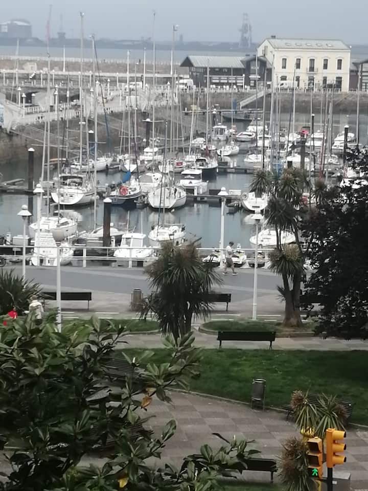 Puerto Deportivo A 3 Mn De Playa - Gijón