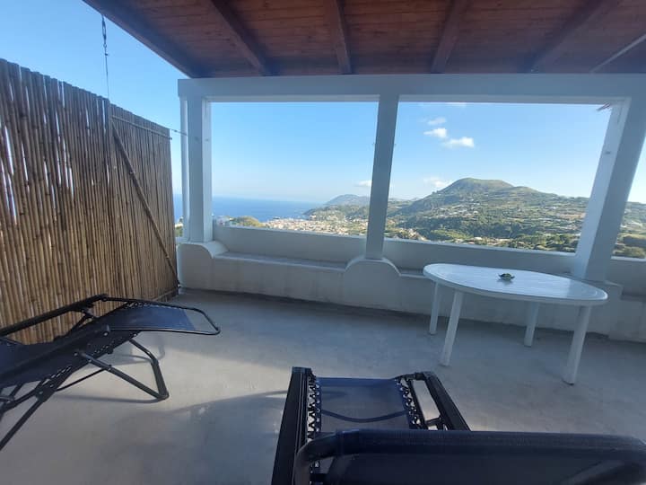 Ampio Alloggio Per Famiglia - Lipari