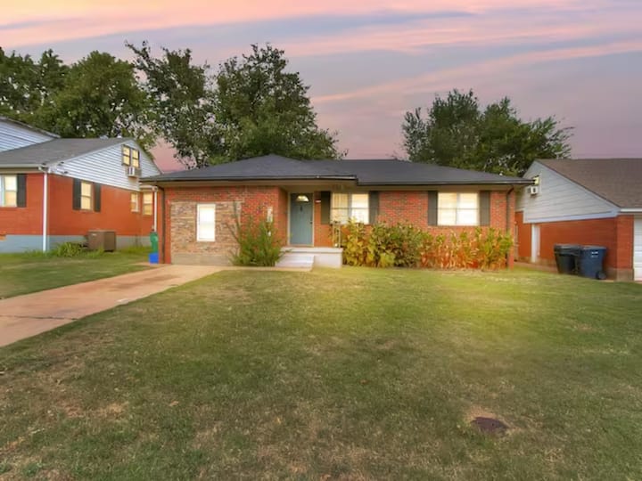 Urban Core Retreat With A Hip Oasis Pool - Uptown Oklahoma City - Oklahoma City