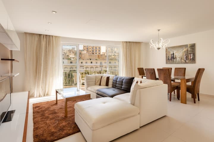Prime Seaside Spot! St Julians Luxury Apartment - Malta