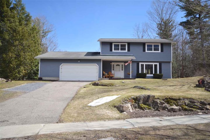 House In Burlington For Your Family Getaway - 伯靈頓