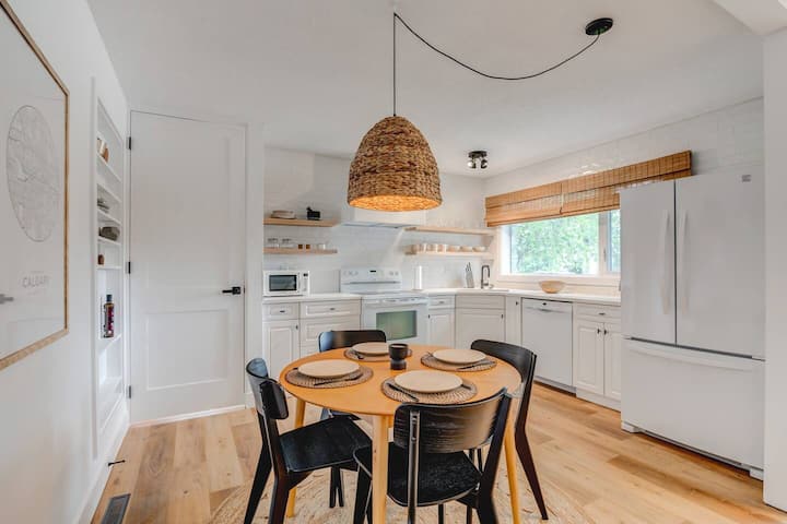 The Elm | 4 Bed Bungalow With Backyard + Fire Pit - Calgary