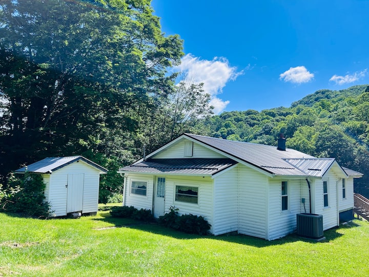 Mamaw’s Appalachian Hideaway - Roan Mountain, TN