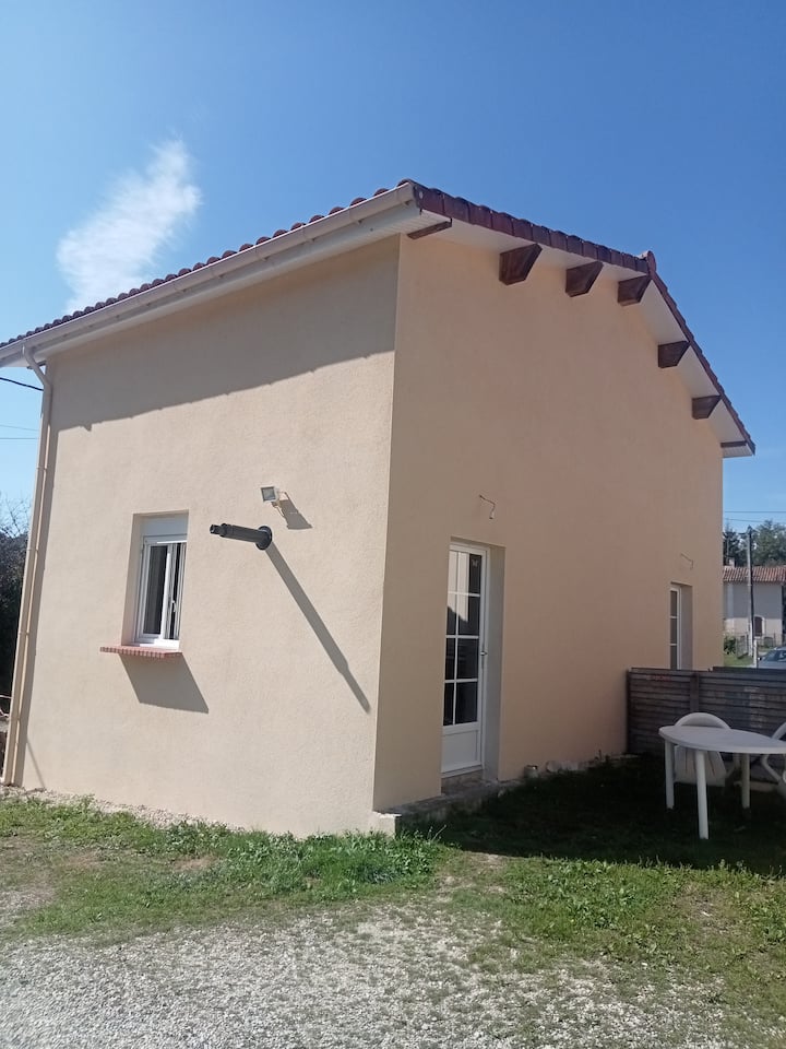 Petite Maison à La Campagne - La Péruse
