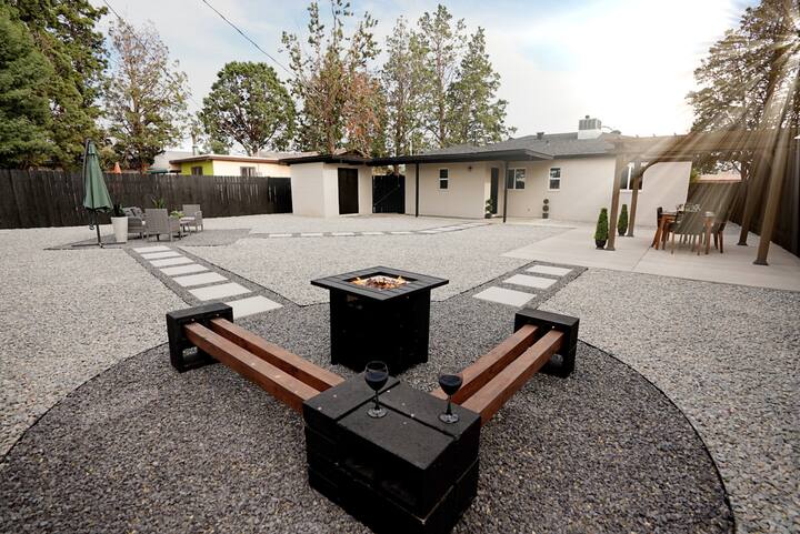 Modern Oasis – Peaceful Yard, Near Dining & Shops - Albuquerque, NM