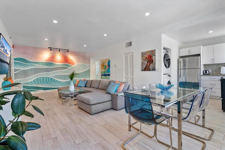 Pink Sunset Beach On Collins Ave - Miami Beach, FL