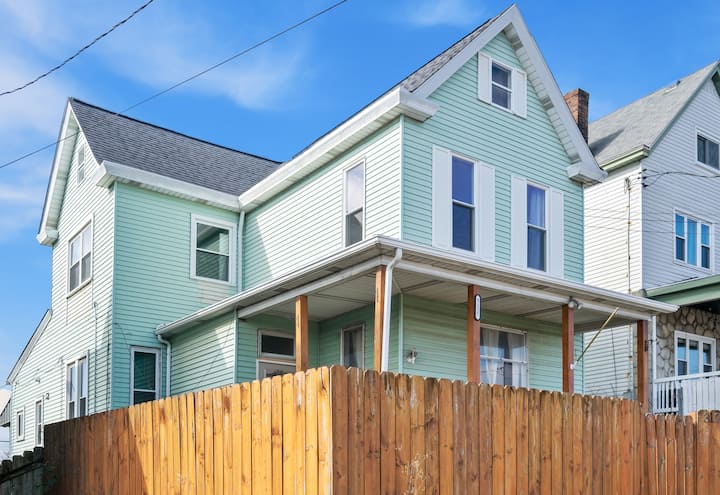 Sunny, Spacious 5 Bedroom 3 Bath - Pittsburgh