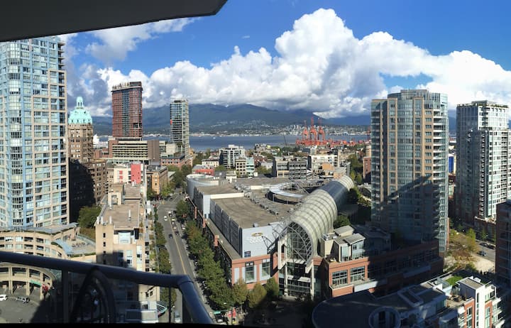Luxury Downtown
Ocean+mountain Views
A/c Comfort - Vancouver