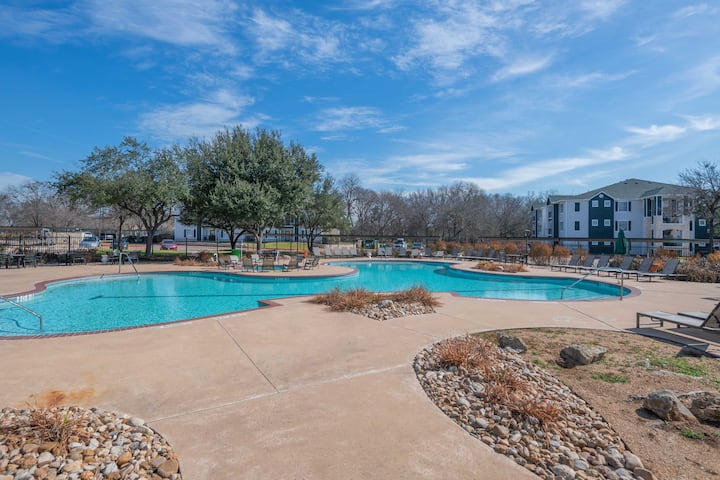 Spacious Luxury Retreat: 4 Br/4 Ba Oasis Near Dt - Austin, TX