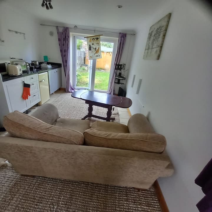 Neighbouring Cotswolds Studio *Check Trundle Desc* - Cheltenham