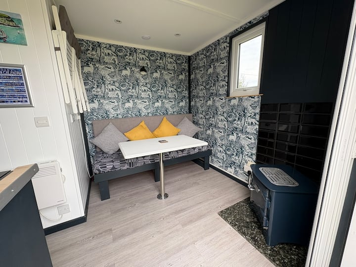 Llain Meadow Shepherd's Hut - New Quay