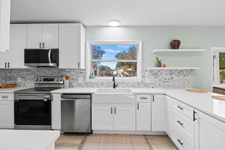 Charming Ranch Near Anna Maria! Sleeps 10     Ami - Bradenton, FL