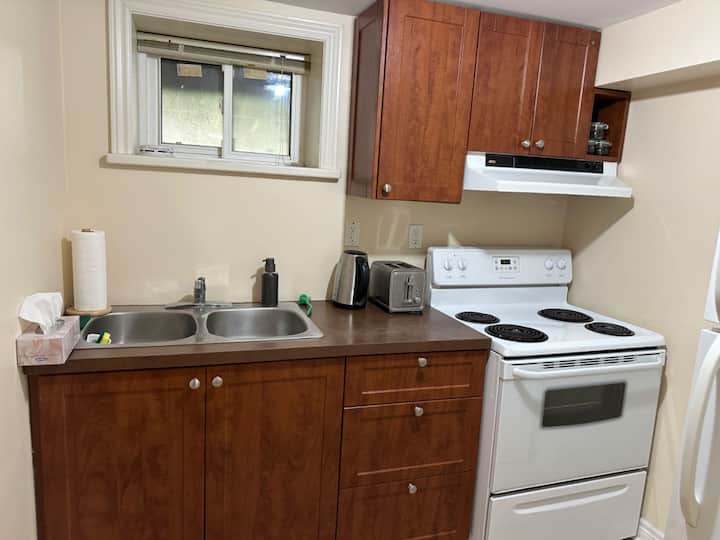 Quiet And Comfortable 3-bedroom Lower-level Stay - Toronto