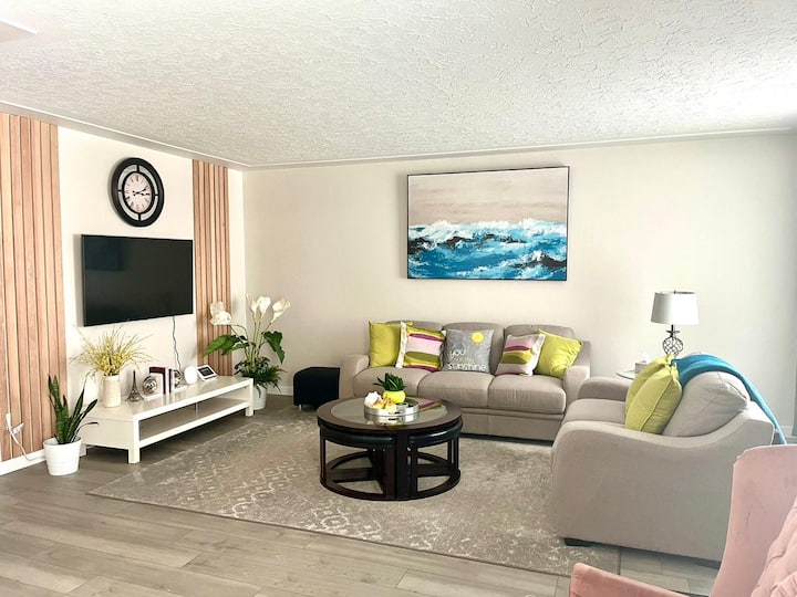 Sam-g Guesthouse Main Suite | Sleeps 6 - Edmonton, Canada