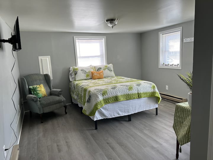 Cozy, Clean And Comfy Tiny Home - Kokomo, IN