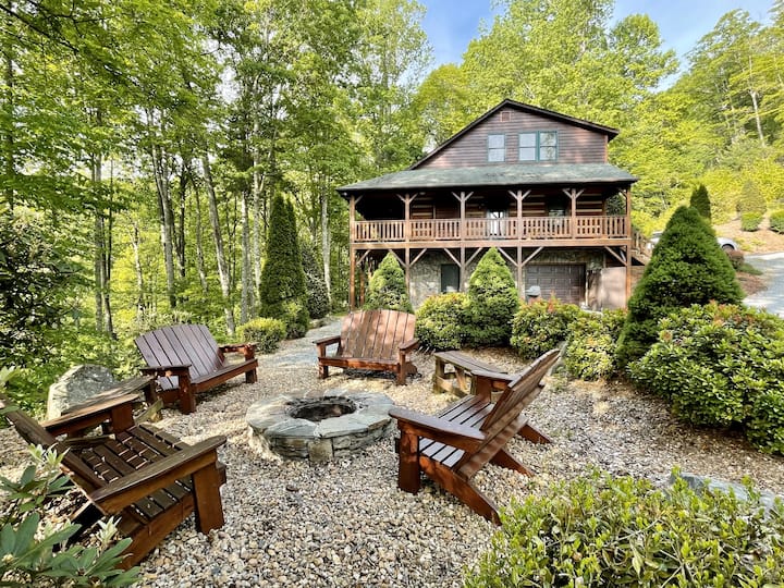 Mountain Escape, Hot Tub, Fire Pit & Views - Boone, NC