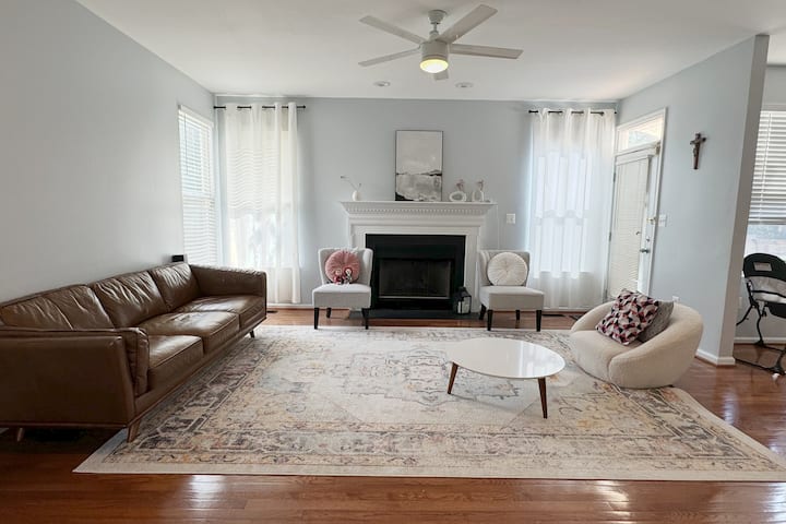 Spacious 4-bedroom Family Home - Clifton, VA