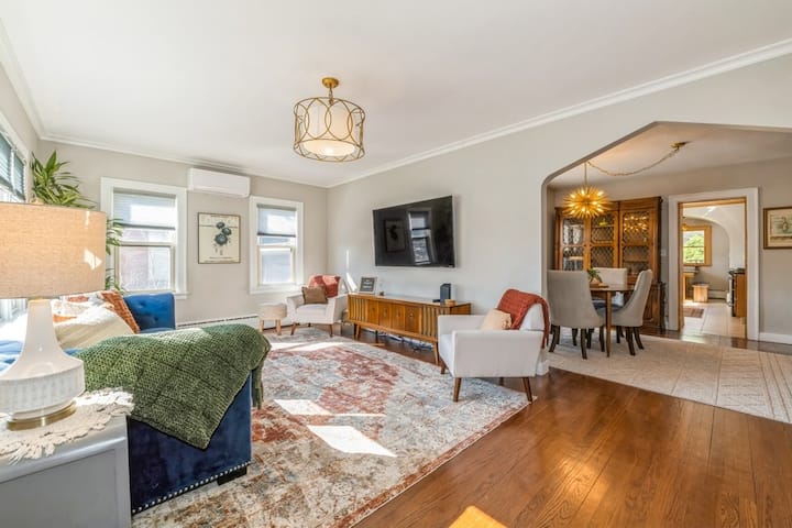 North Shore Blue-door Bungalow - Lake Forest, IL