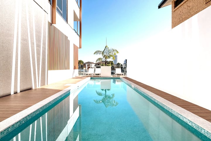 Modern 2br, 2ba Surfers Apt With Water Views - Surfers Paradise