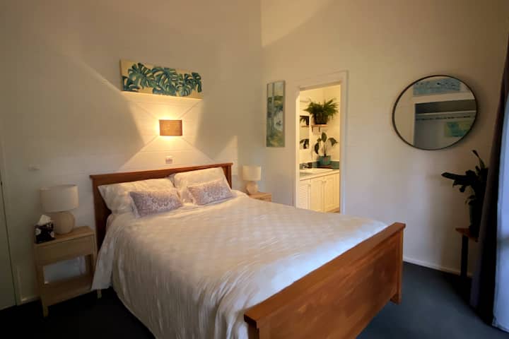 Garden Spa Hideaway
Guest Suite Within My Home. - Bay of Islands