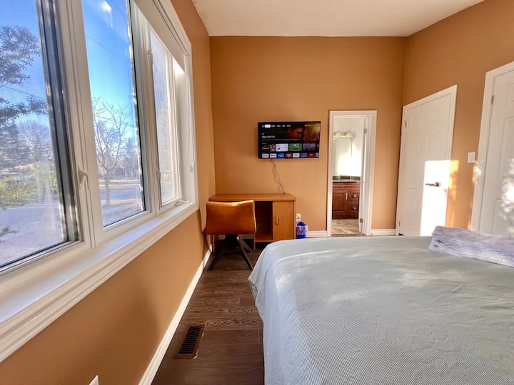 Bright & Spacious Bedroom With Private Bath - Newmarket