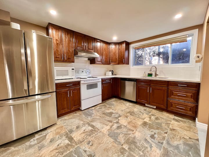Bright & Spacious Bedroom With Private Bath - Aurora