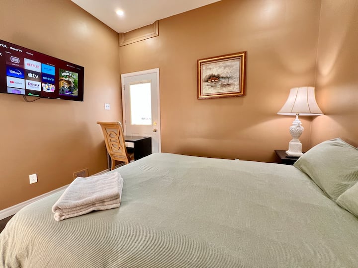 Cozy Queen Bedroom With Private Bath In Aurora - Aurora