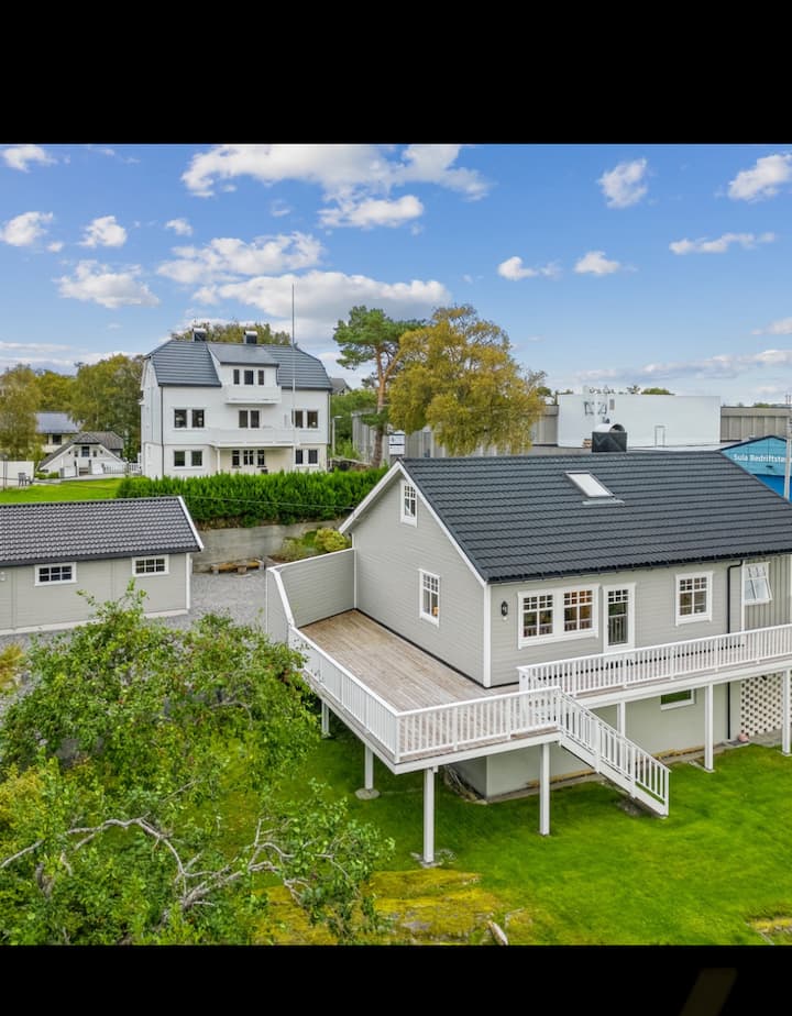 Koselig Hus Med Romslig Hage. - Langevåg