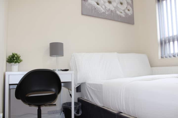 Ensuite Escape: Shared Kitchen, Easy Access R3 - Liverpool