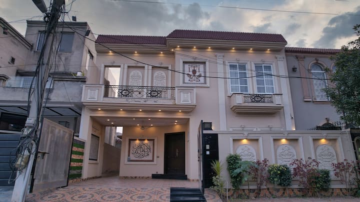 Beautiful Villa - 2 Bedrooms - Ground Floor - Lahore