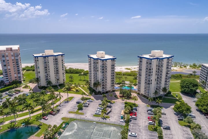 Front Gulfview Superb Condo Fully Remodeled - Fort Myers Beach, FL