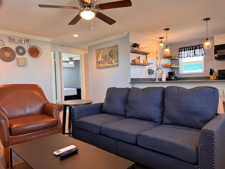 Comfy Coastal Cottage One With Hot Tub & Firepit - Freeport, TX