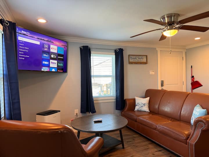 Comfy Coastal Cottage Two With Hot Tub & Firepit - Surfside Beach, TX