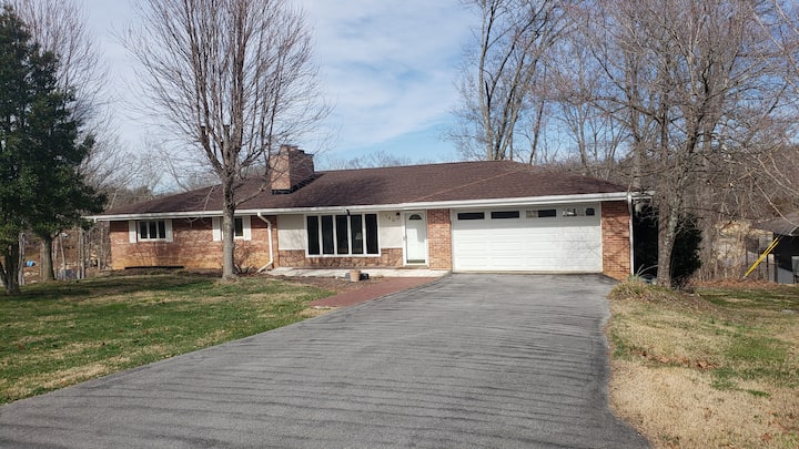 Boone Lake House-on Boone Lake - Johnson City, TN