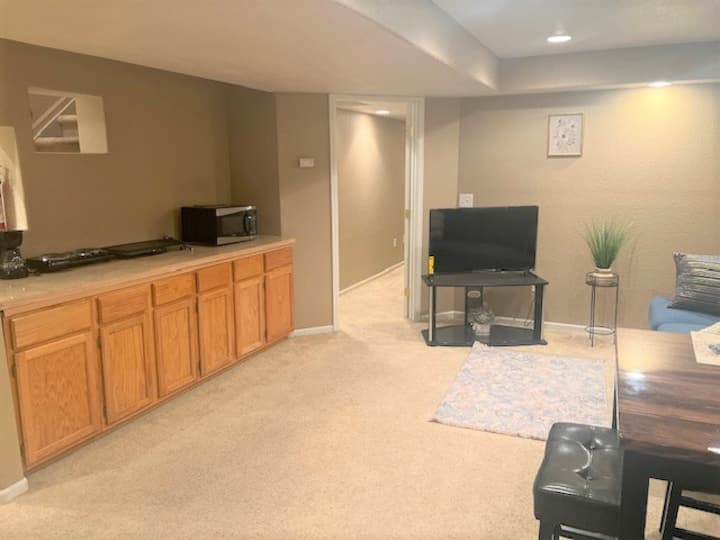 Green Valley, Basement Apartment - Aurora