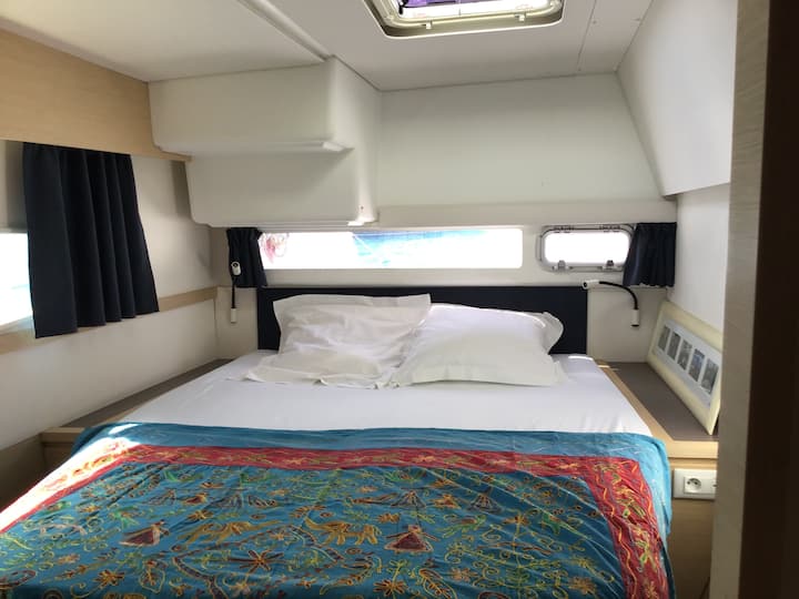 Catamaran Au Mouillage, Propriétaire à Bord - Martinique