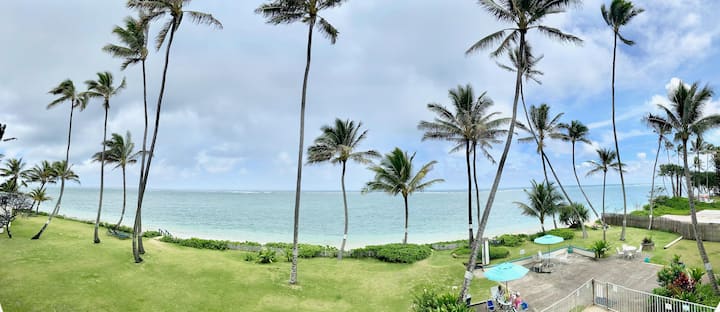 Iconic Views Beachfront Condo - Hau‘ula Beach Park, HI